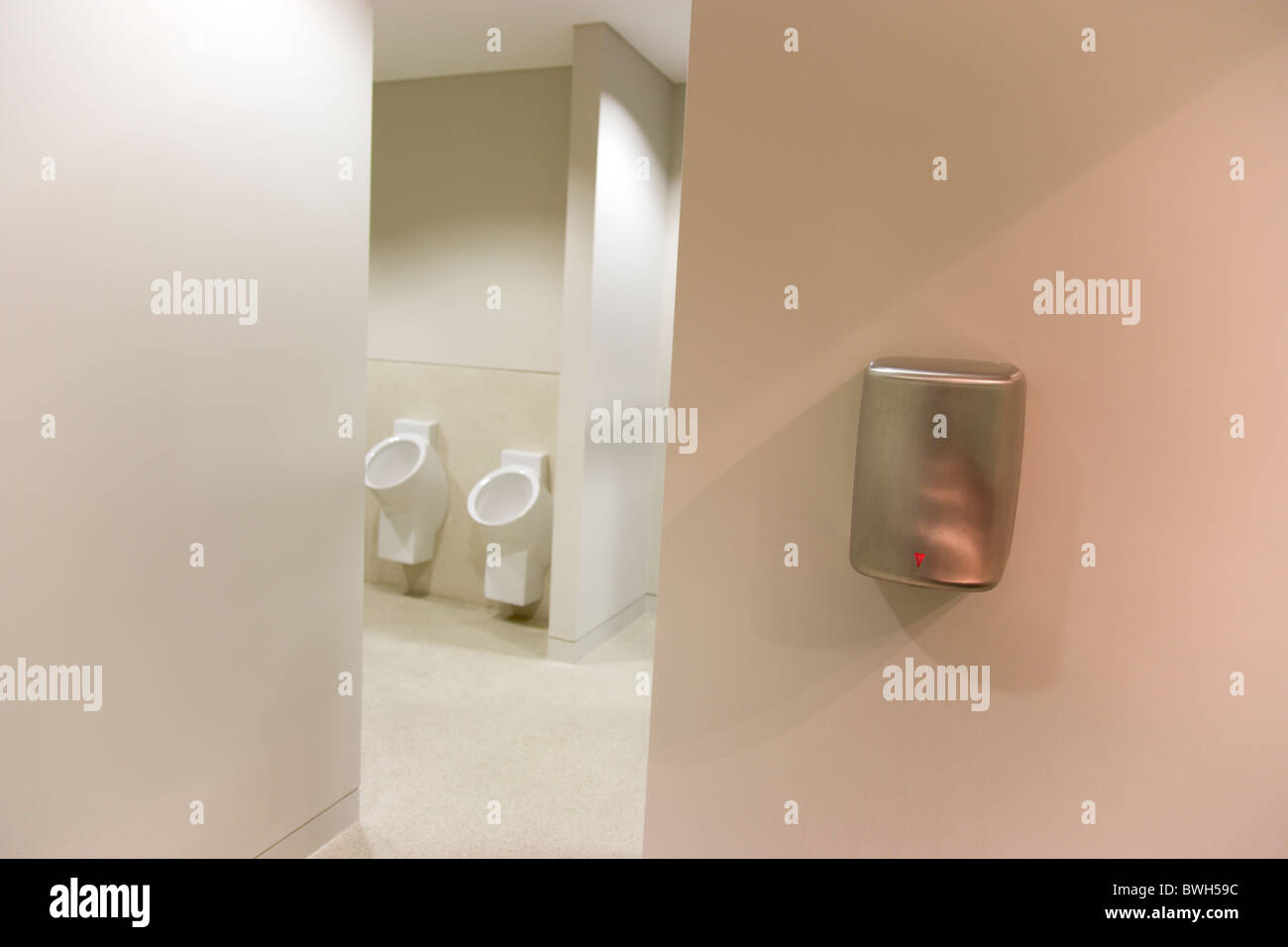 Men's toilet wall -Fotos und -Bildmaterial in hoher Auflösung – Alamy