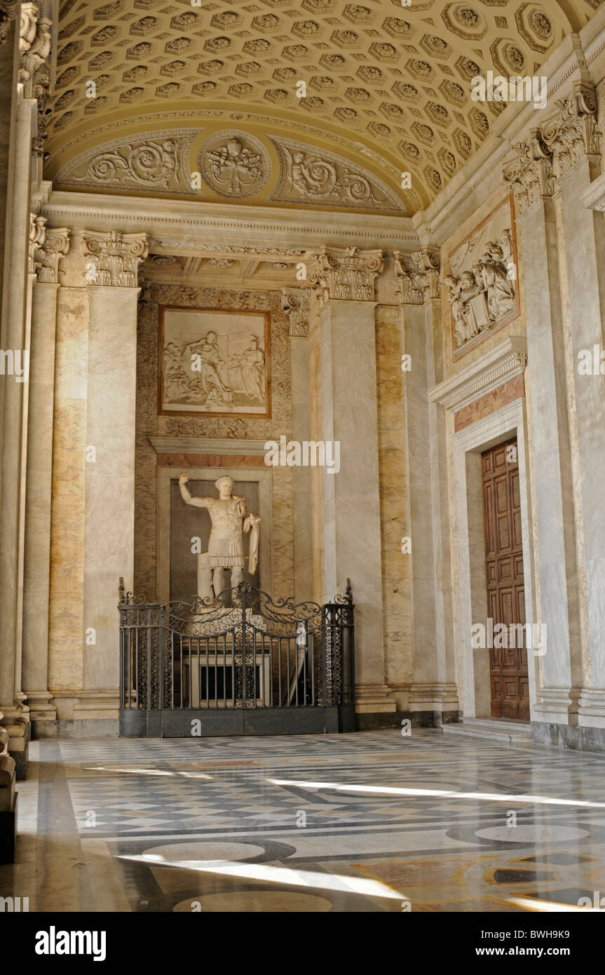 Statue at the basilica of st john lateran -Fotos und -Bildmaterial in ...
