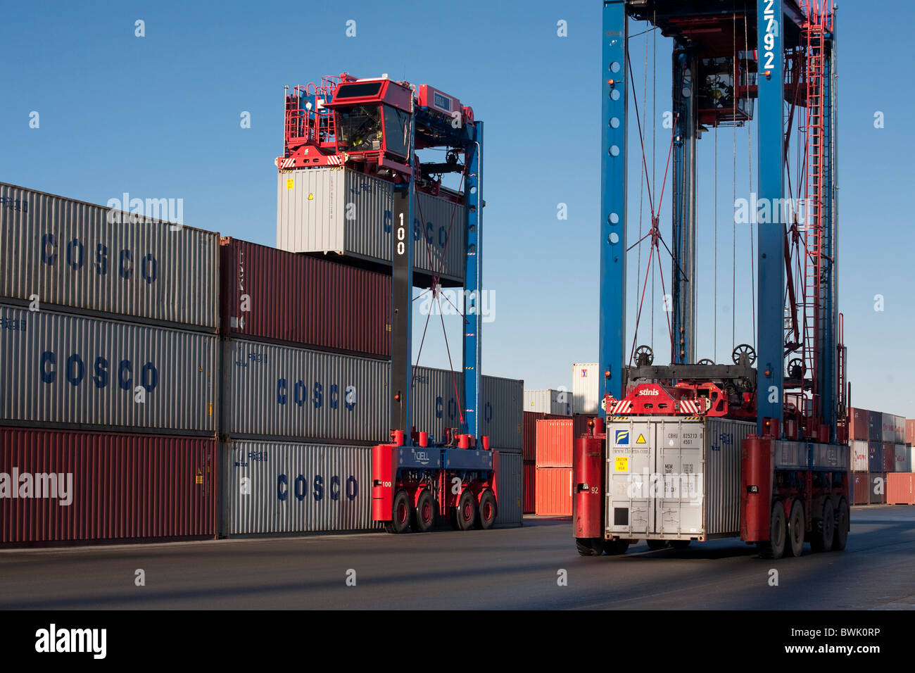 Container straddle carrier container port -Fotos und -Bildmaterial in ... Container straddle carrier container port -Fotos und -Bildmaterial in ...