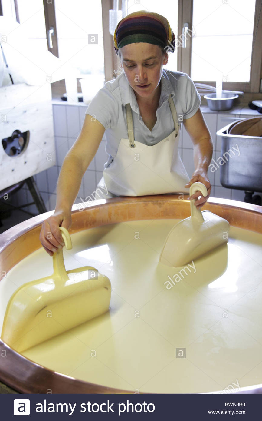 Sennerin auf der kleinen Neaza-Alm bei der Berg Piz Curver rühren die ...