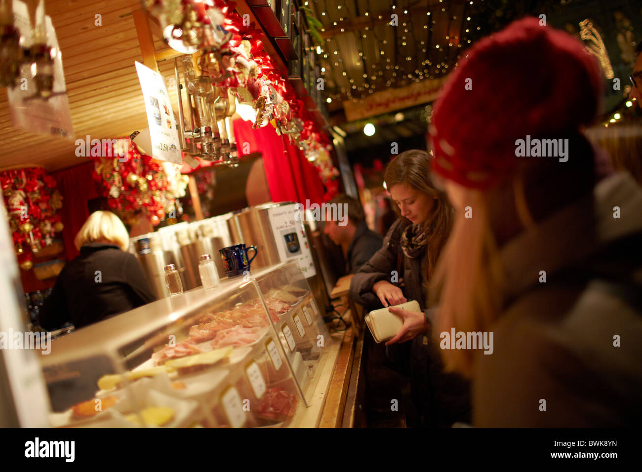 Punsch stand weihnachtsmarkt -Fotos und -Bildmaterial in hoher ...