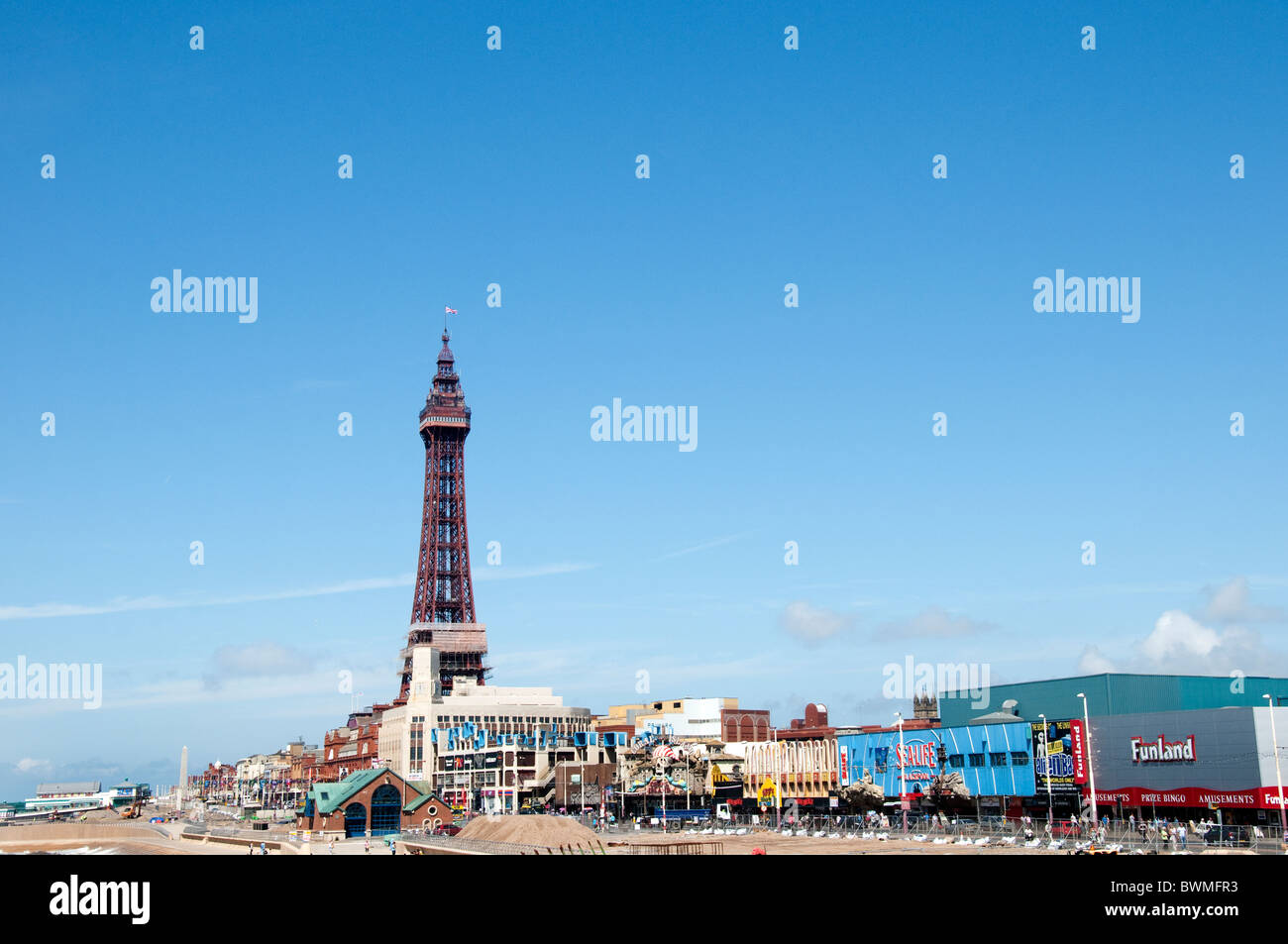 Aussicht auf die Promenade und Strand in Blackpool an der Küste von ...
