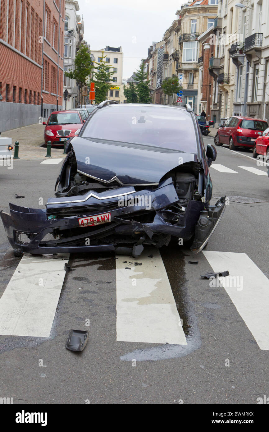 Absturz abgestürzt Auto Fahrzeugmotor Citroen prang smash Unfall ...