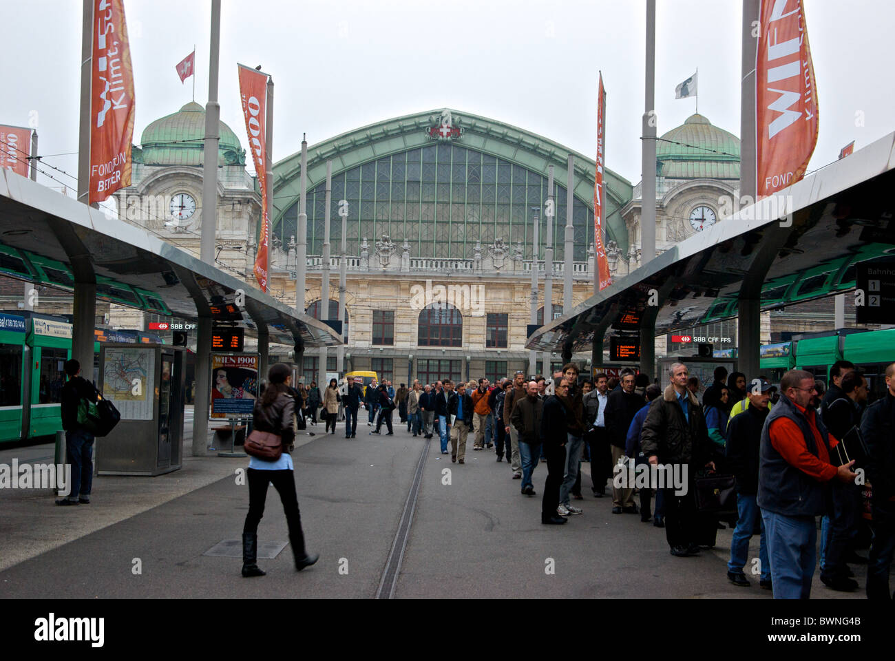 Menge von Pendlern in Bewegung verwischen bei Stadtbahn Straßenbahn Bus terminal Pendler ...