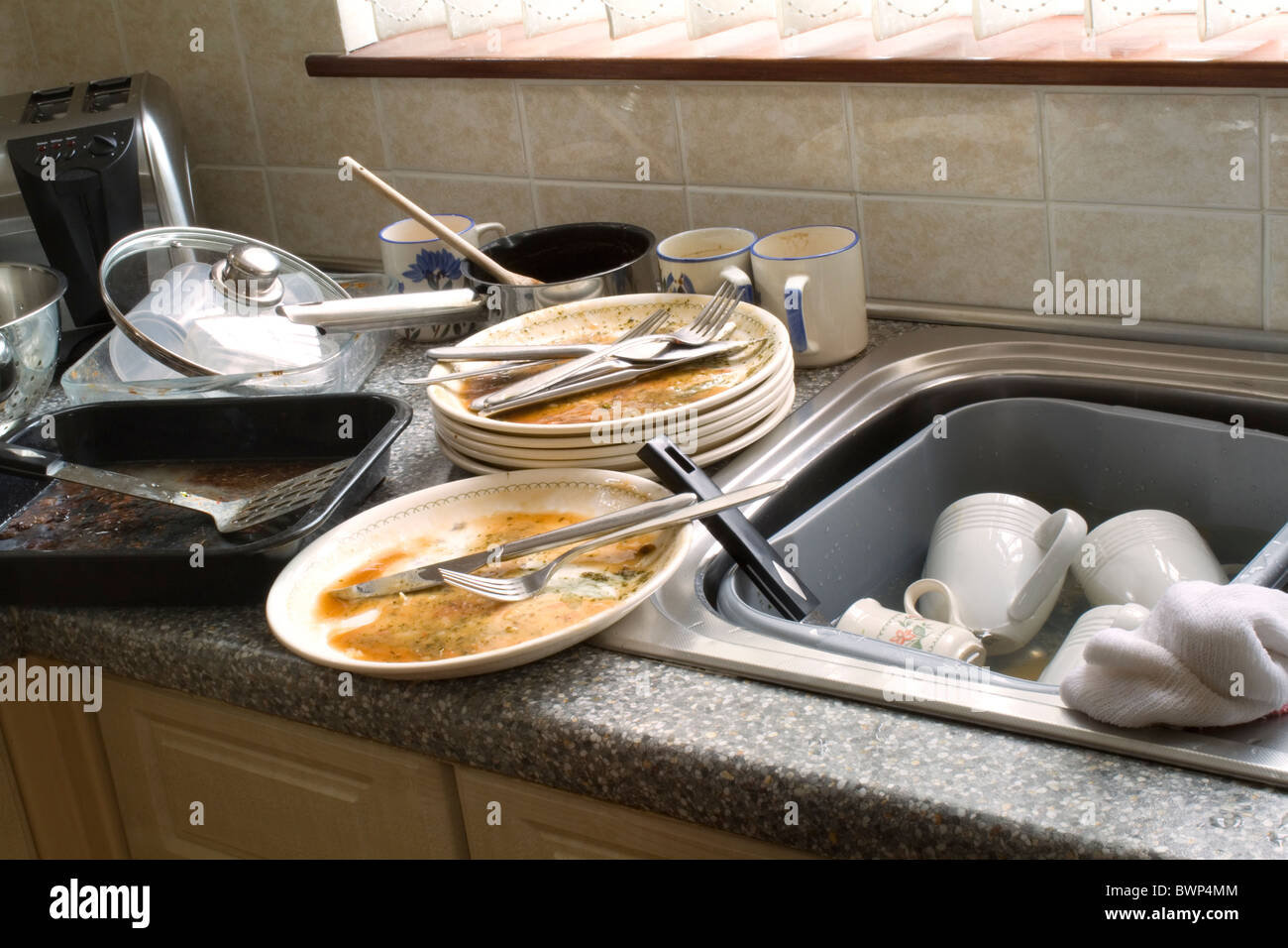 Schmutziges Geschirr gespült werden gerne Stockfotografie - Alamy