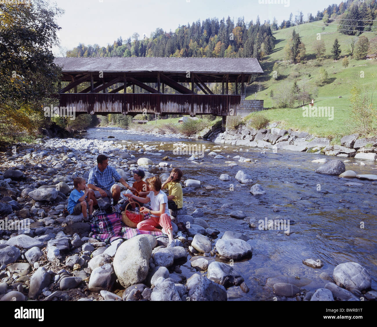 Schweiz Europa Wanderer Wanderer Holzbrücke Fluss Emme Schangnau Kanton ...