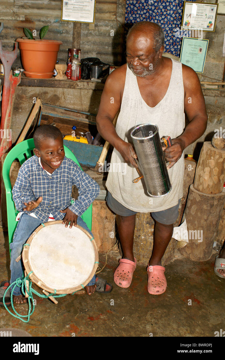 Mann und sein Enkel spielen traditionellen Garifuna Musik im Dorf Garifuna Triunfo De La Cruz ...