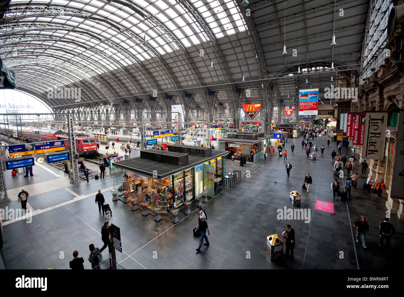 Frankfurt hauptbahnhof innen -Fotos und -Bildmaterial in hoher ...