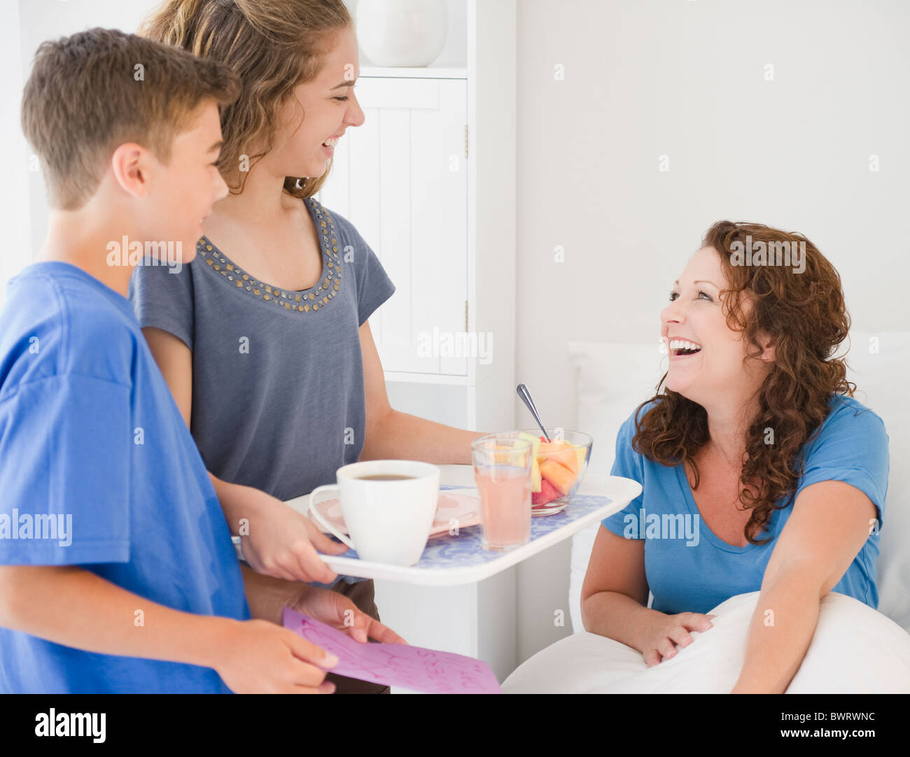 Kinder bringen -Fotos und -Bildmaterial in hoher Auflösung – Alamy