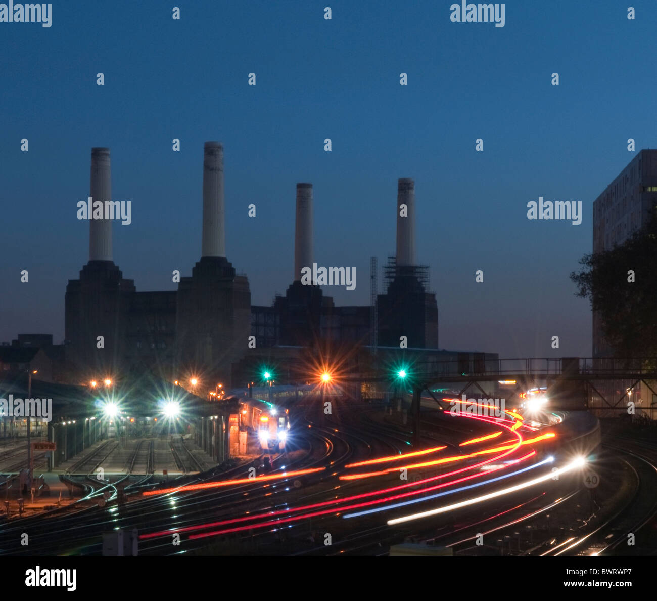 Züge, betreten und verlassen der Victoria Station in den ...