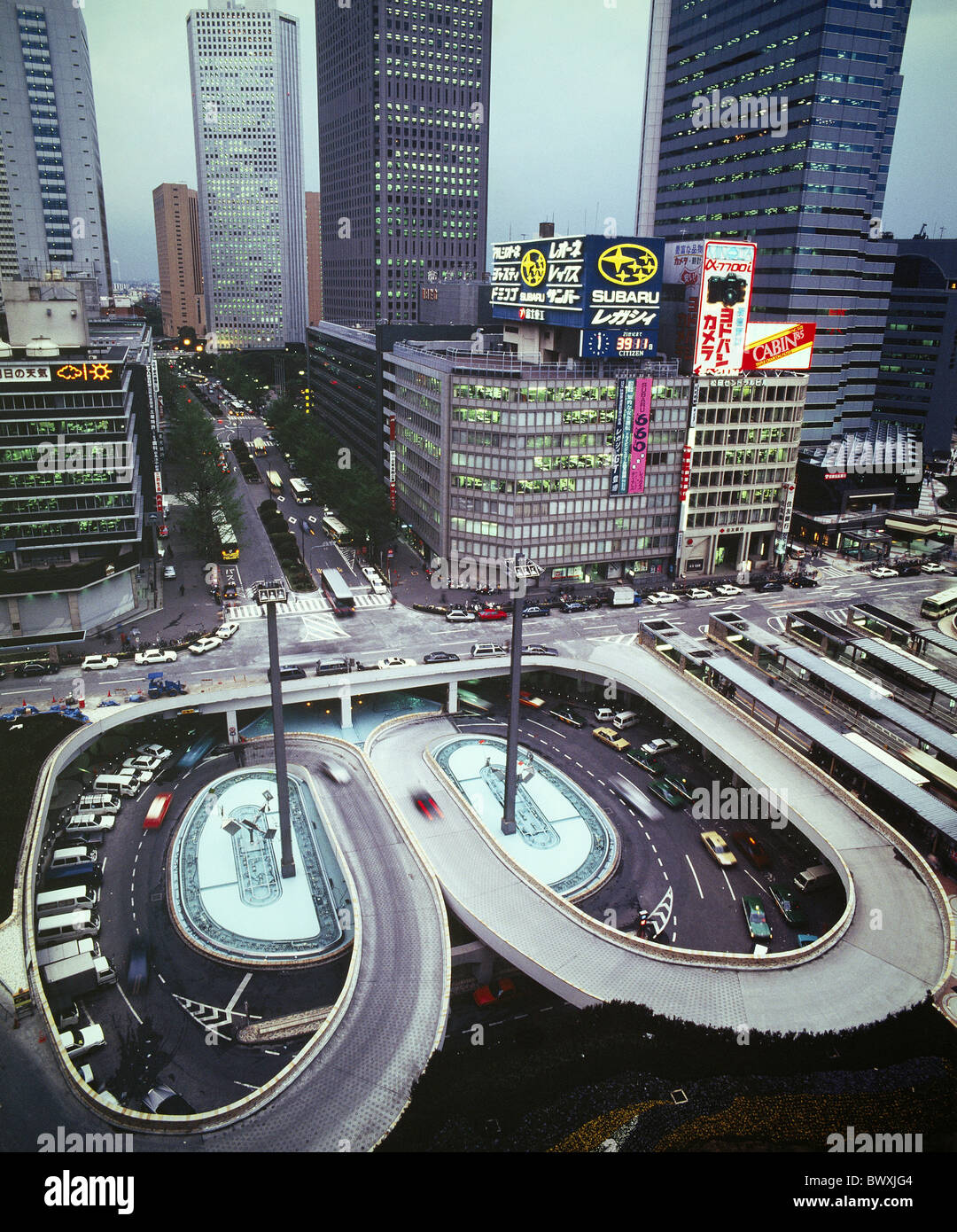 Japan Asia Autobahnen bei Nacht Werbung Shinjuku Teil der Stadt Tokio ...