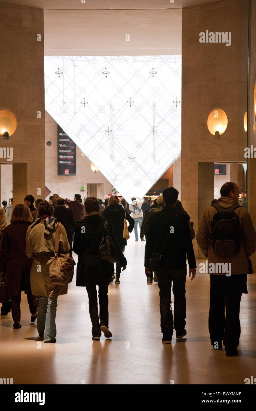Paris louvre museum inneneingang -Fotos und -Bildmaterial in hoher ...