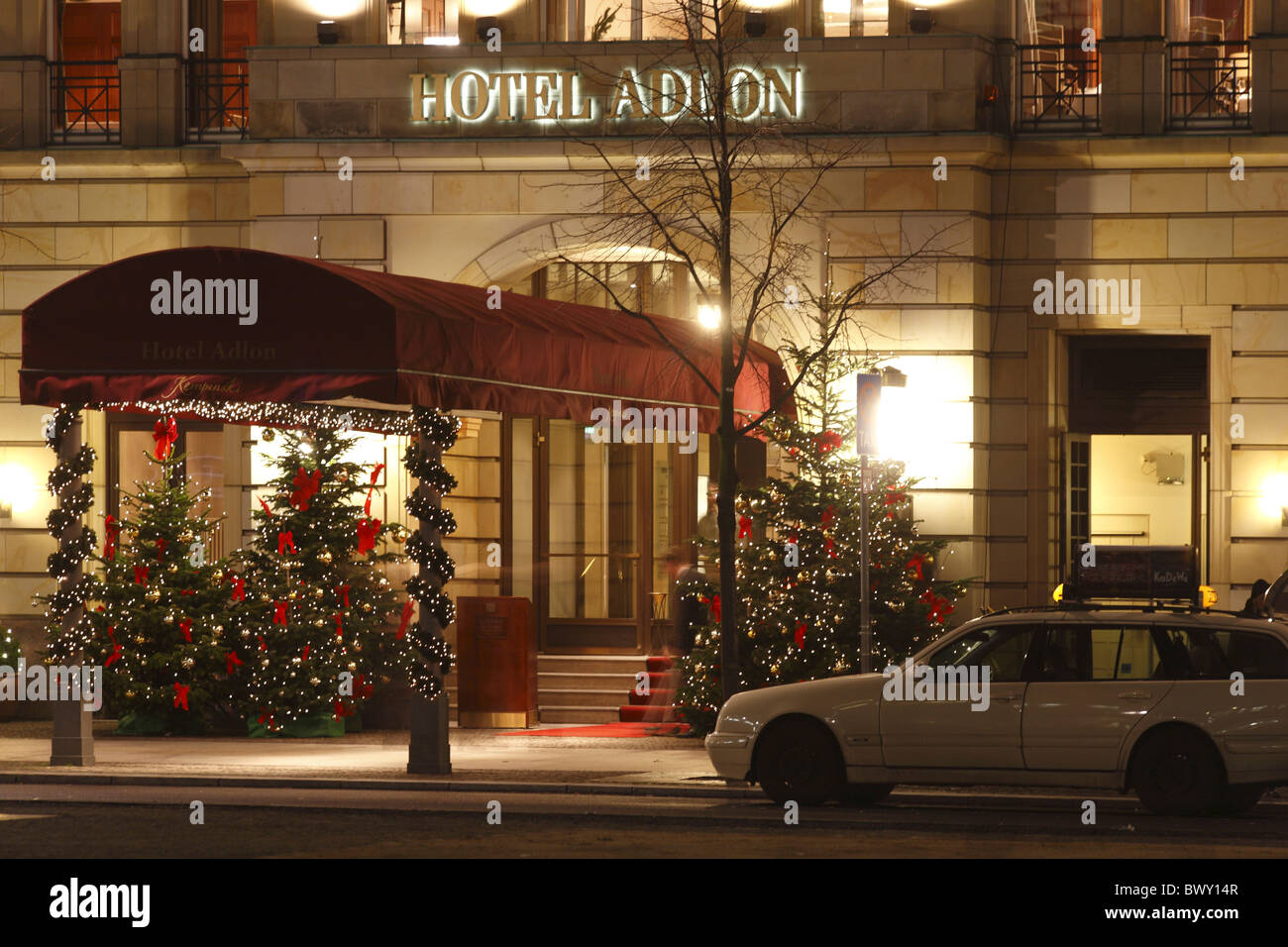 Adlon hoteleingang -Fotos und -Bildmaterial in hoher Auflösung – Alamy