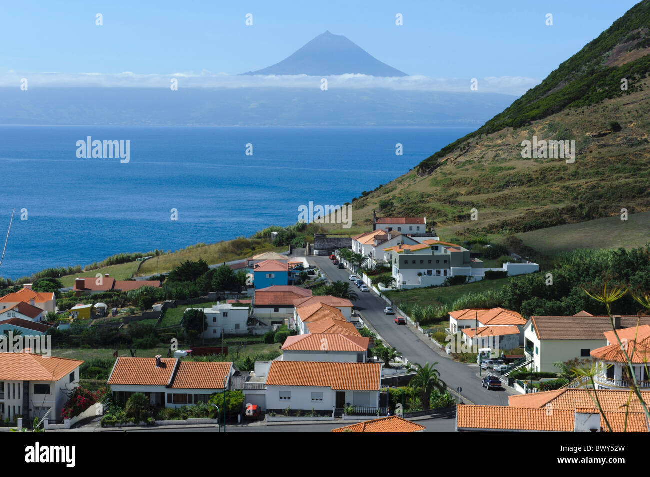 Insel Sao Jorge, Berg Pico auf der Insel Pico, Azoren Stockfotografie ...
