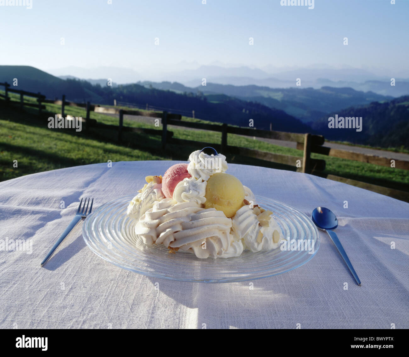 Kanton Bern Dessert Emmentaler essen Eis Creme Landschaft Meringues ...