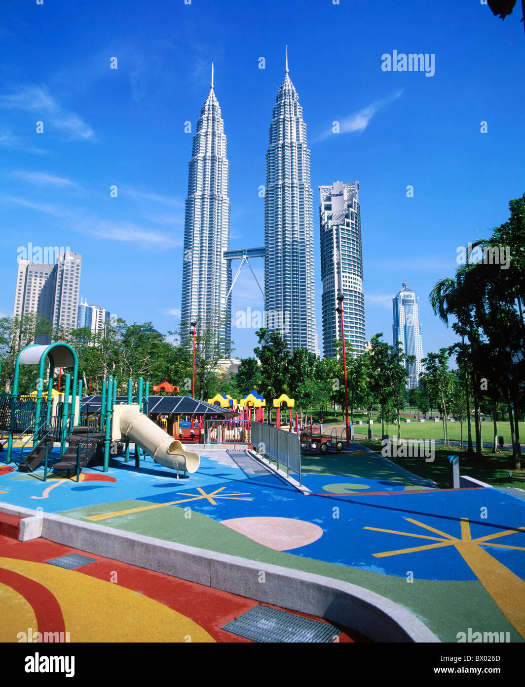 Kinder Spielplatz Park KLCC Kuala Lumpur Malaysia Asien Petronas Twin Towers ragt Türme ...