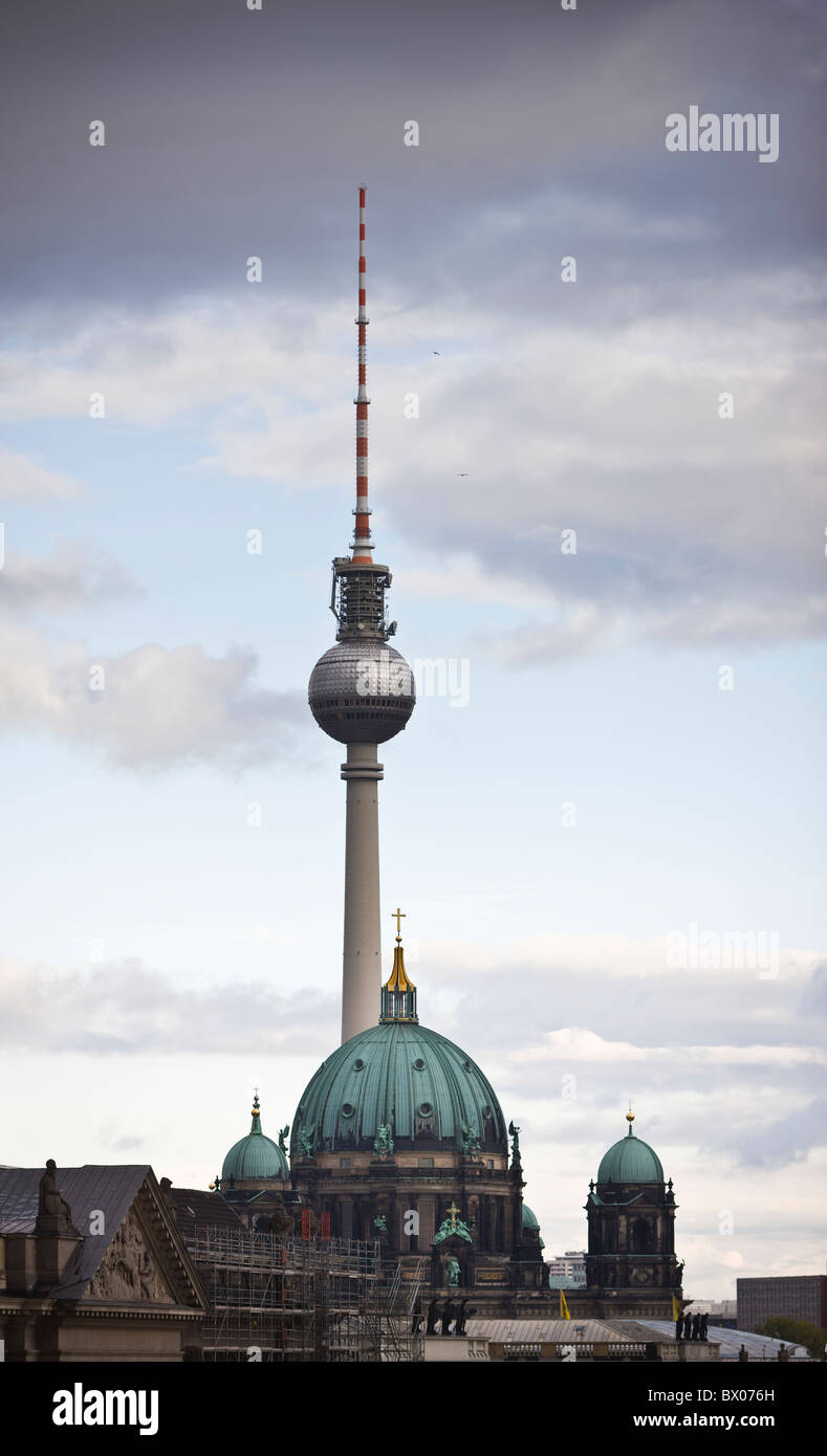 Berliner Rundfunk/Turm erhebt sich über alte Berlin Stockfotografie - Alamy