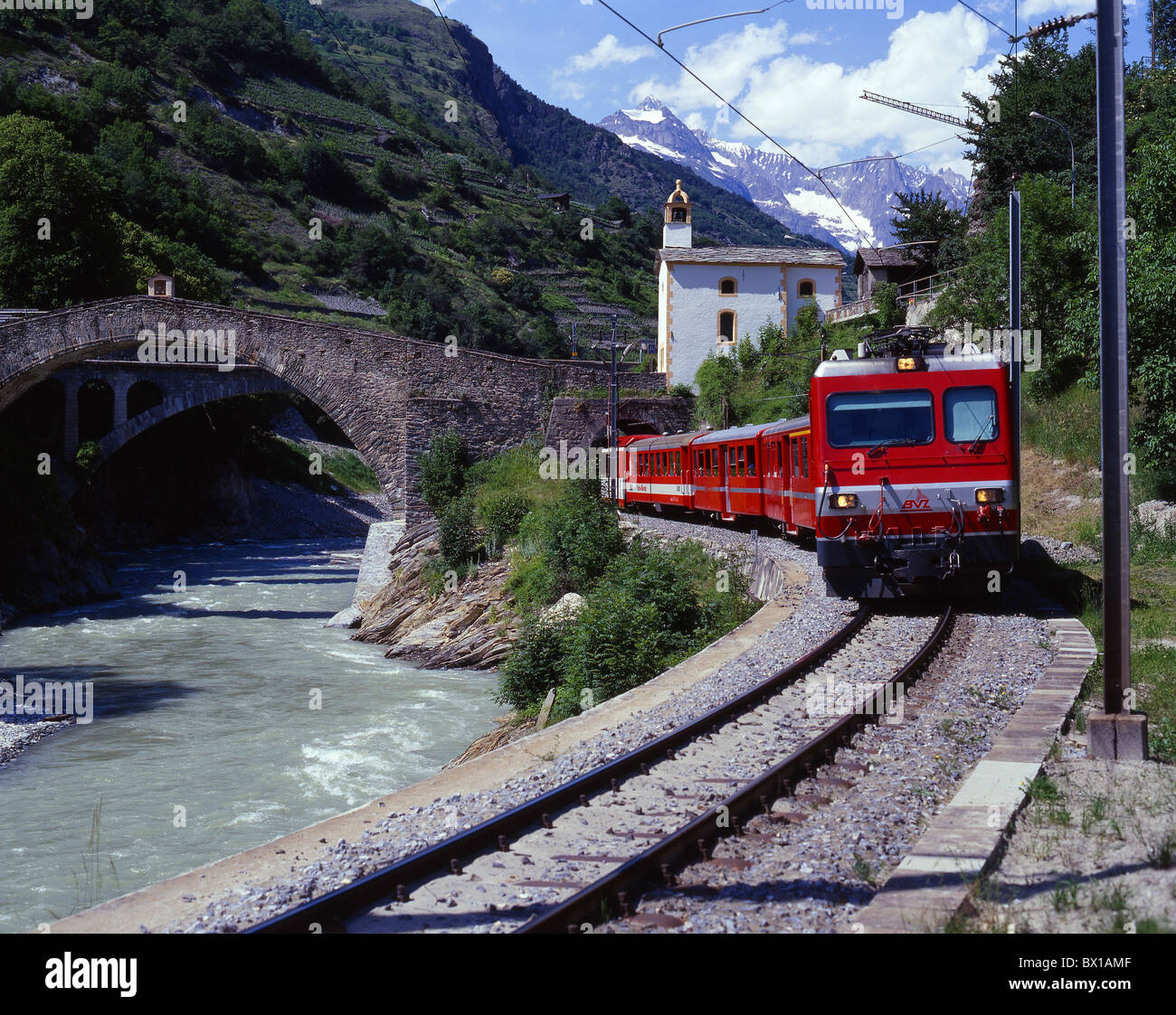 Alpen-Brücken Glacier Express Matterhorn Gotthard Bahn Wiese Berge Neubruck Furka Oberalp Bahn r ...