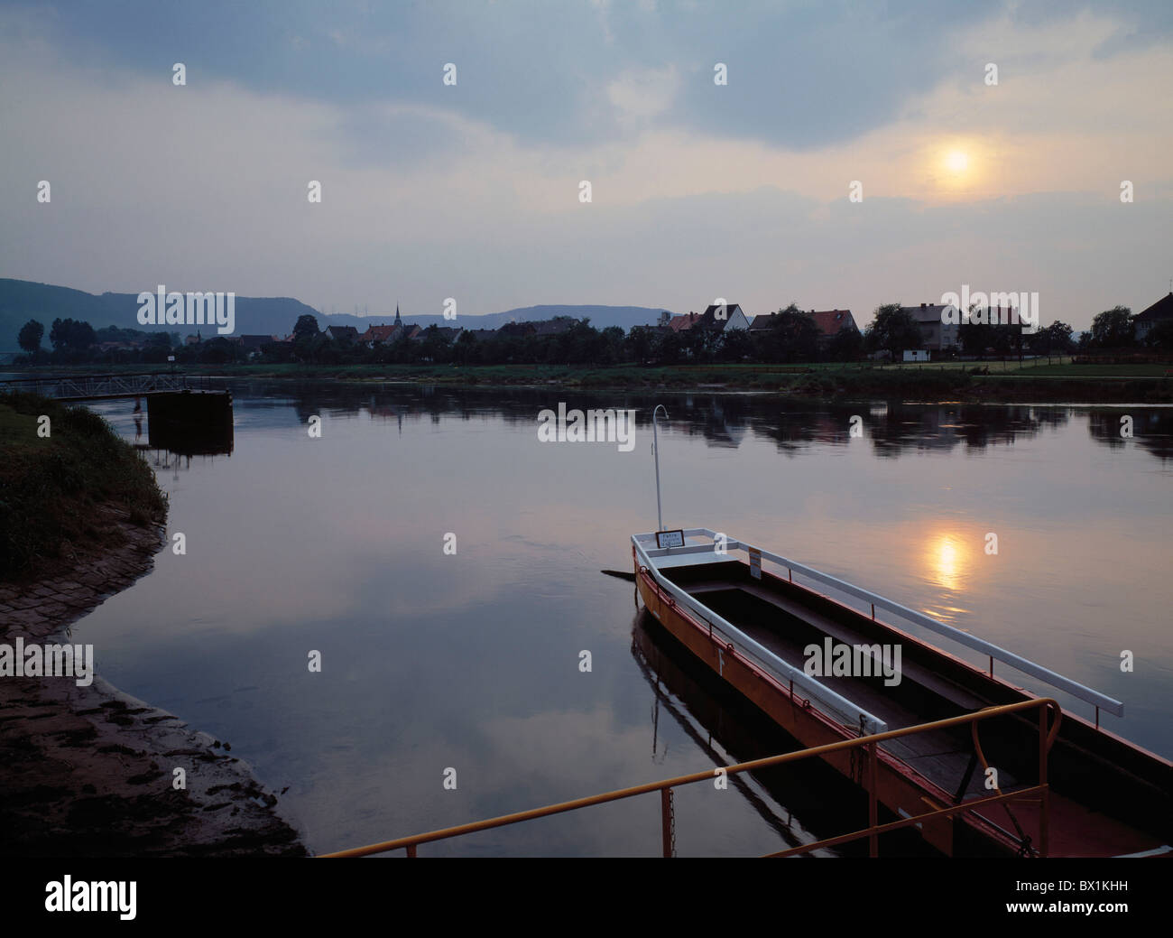 Dreiländereck Dreiländereck Herstelle Boot am Ufer Abendstimmung ...