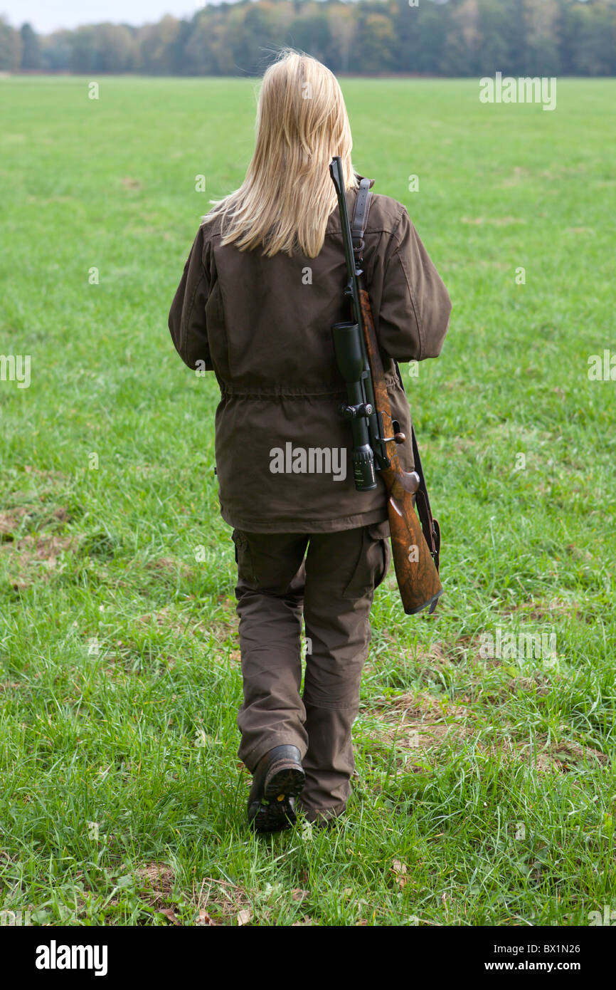 Gewehr frau -Fotos und -Bildmaterial in hoher Auflösung – Alamy