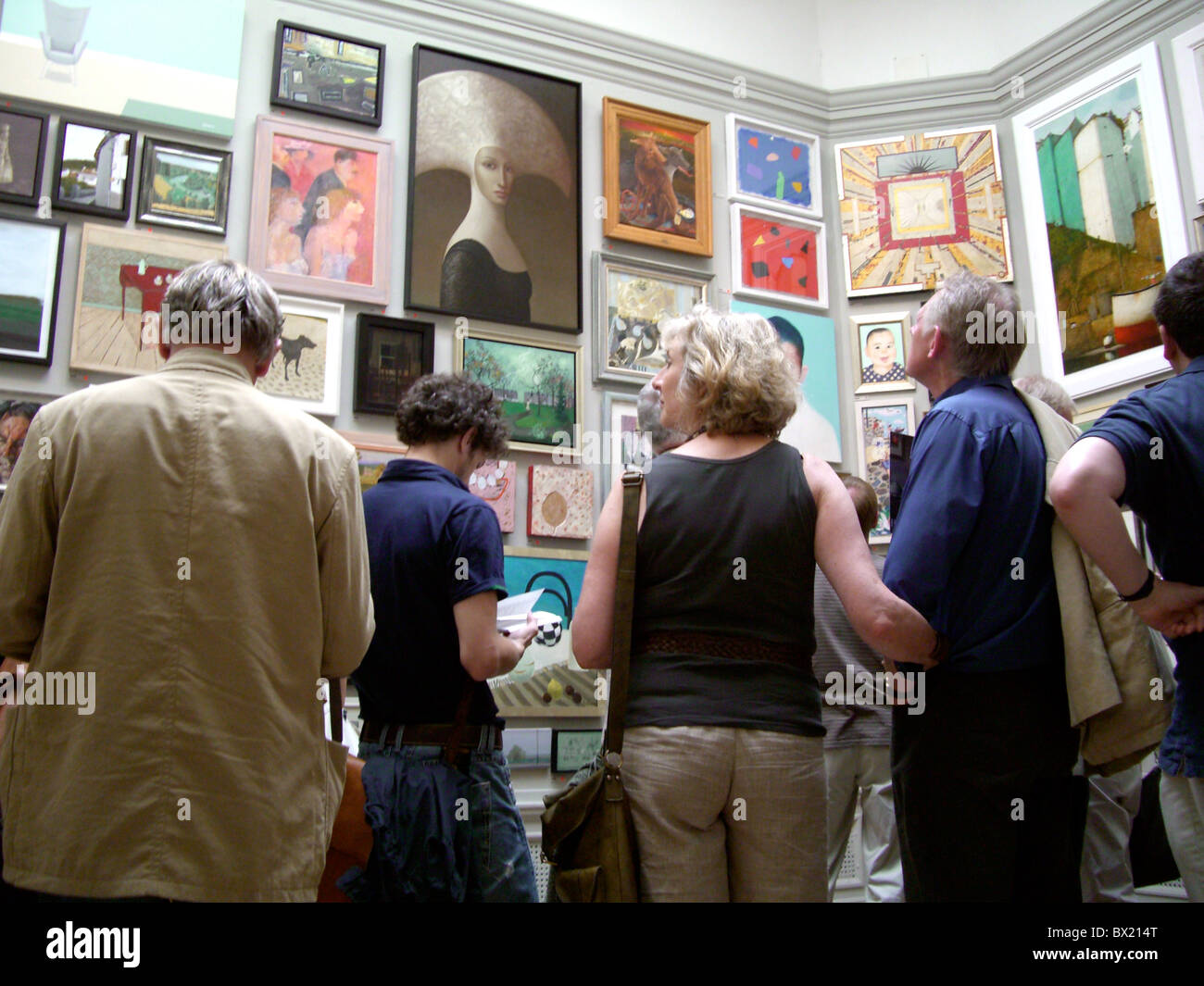Menschen betrachten von Bildern auf der Sommer-Ausstellung, Royal ...