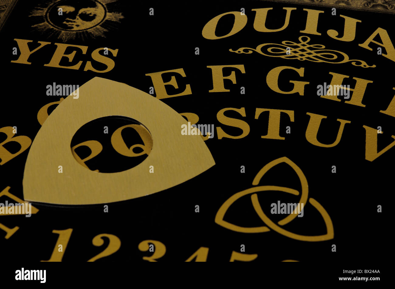 Ouija board -Fotos und -Bildmaterial in hoher Auflösung – Alamy