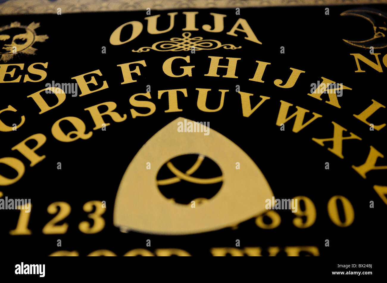 Ouija board -Fotos und -Bildmaterial in hoher Auflösung – Alamy