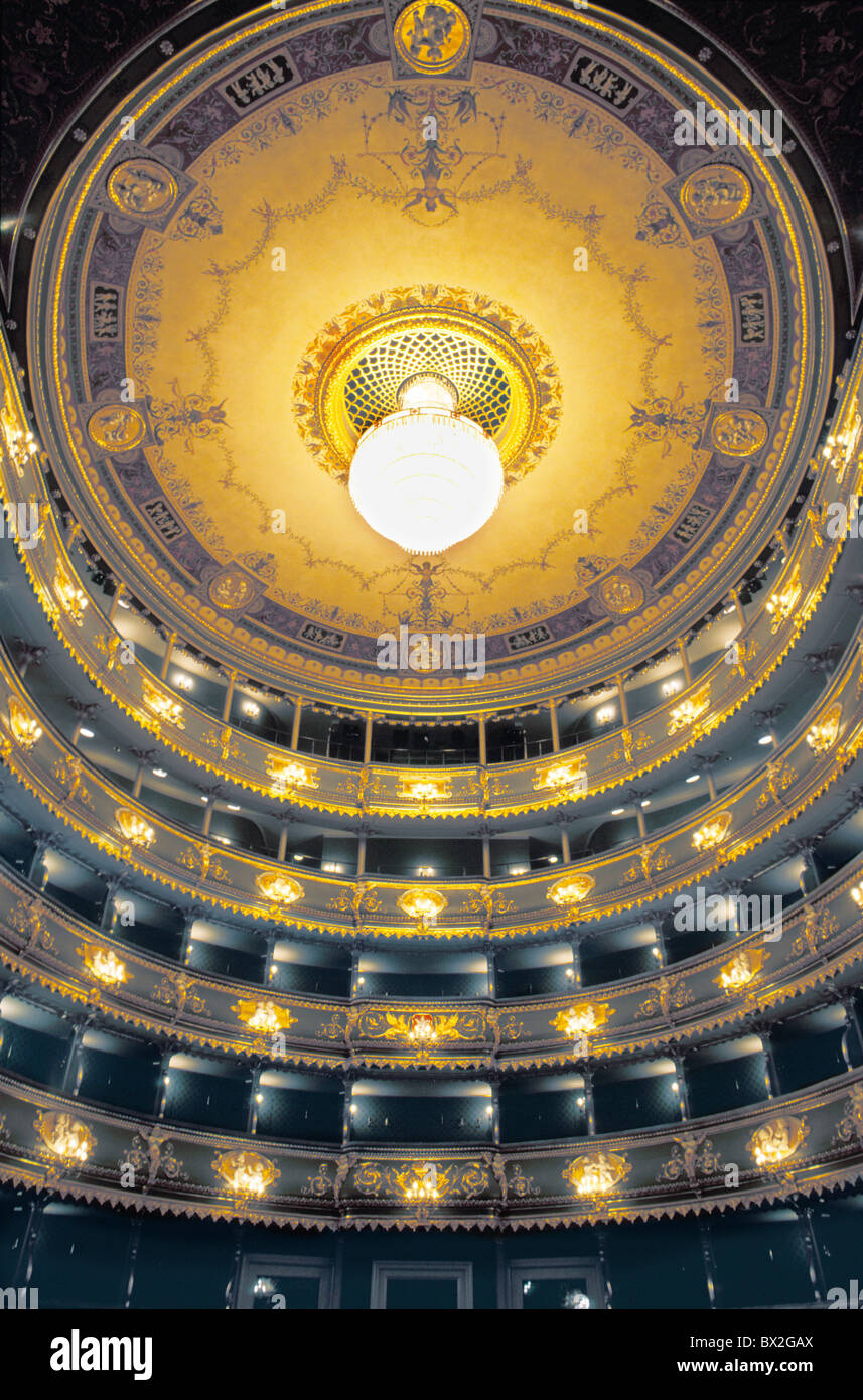 Prag opern theater -Fotos und -Bildmaterial in hoher Auflösung – Alamy