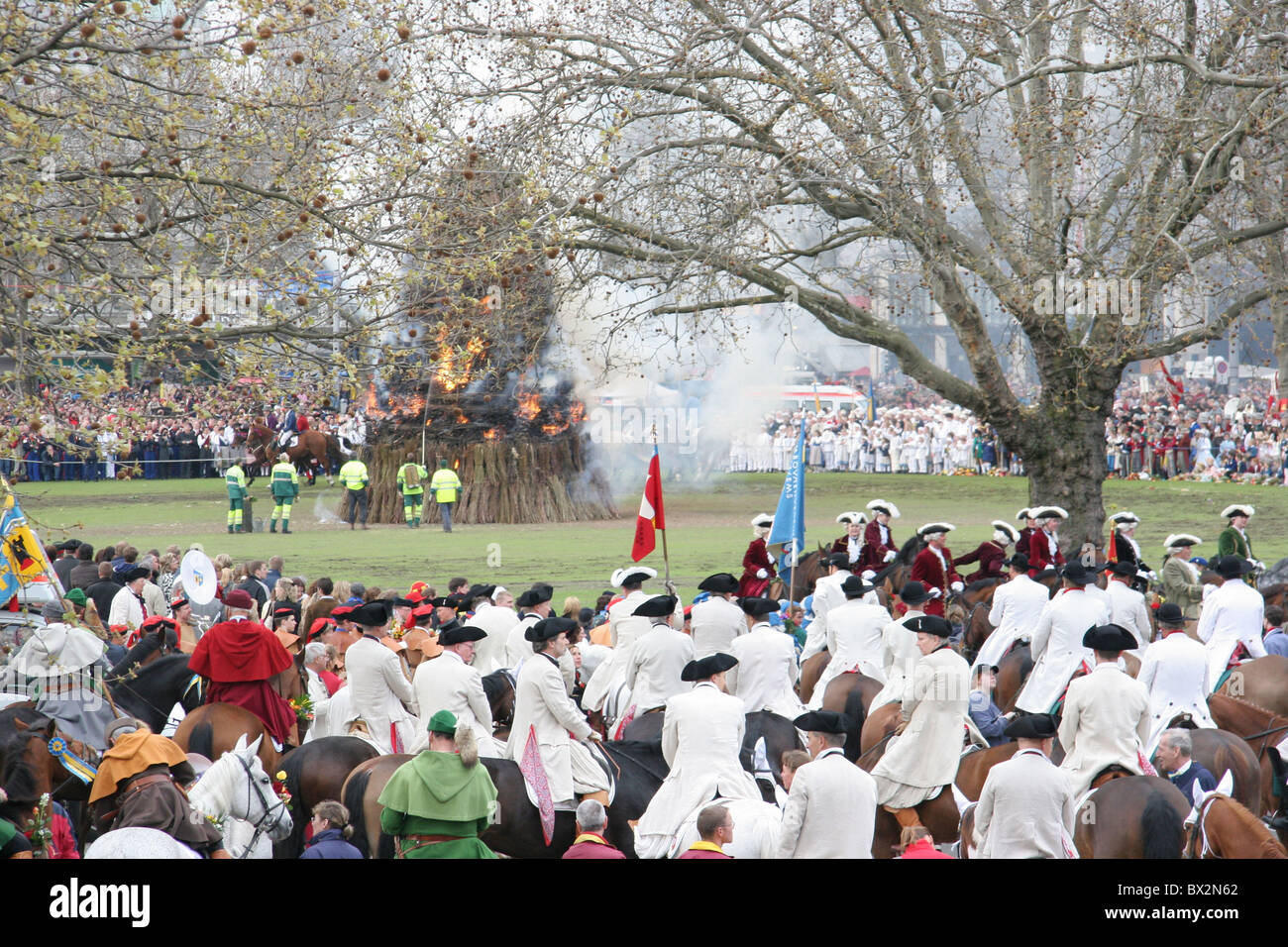 Verbrennung scheiterhaufen -Fotos und -Bildmaterial in hoher Auflösung ...