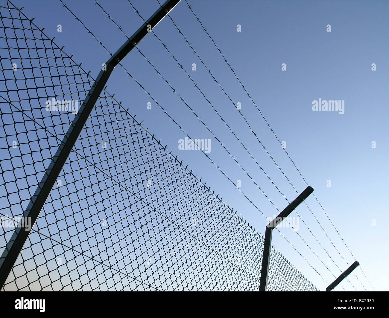 Drahtzaun umrandung -Fotos und -Bildmaterial in hoher Auflösung – Alamy