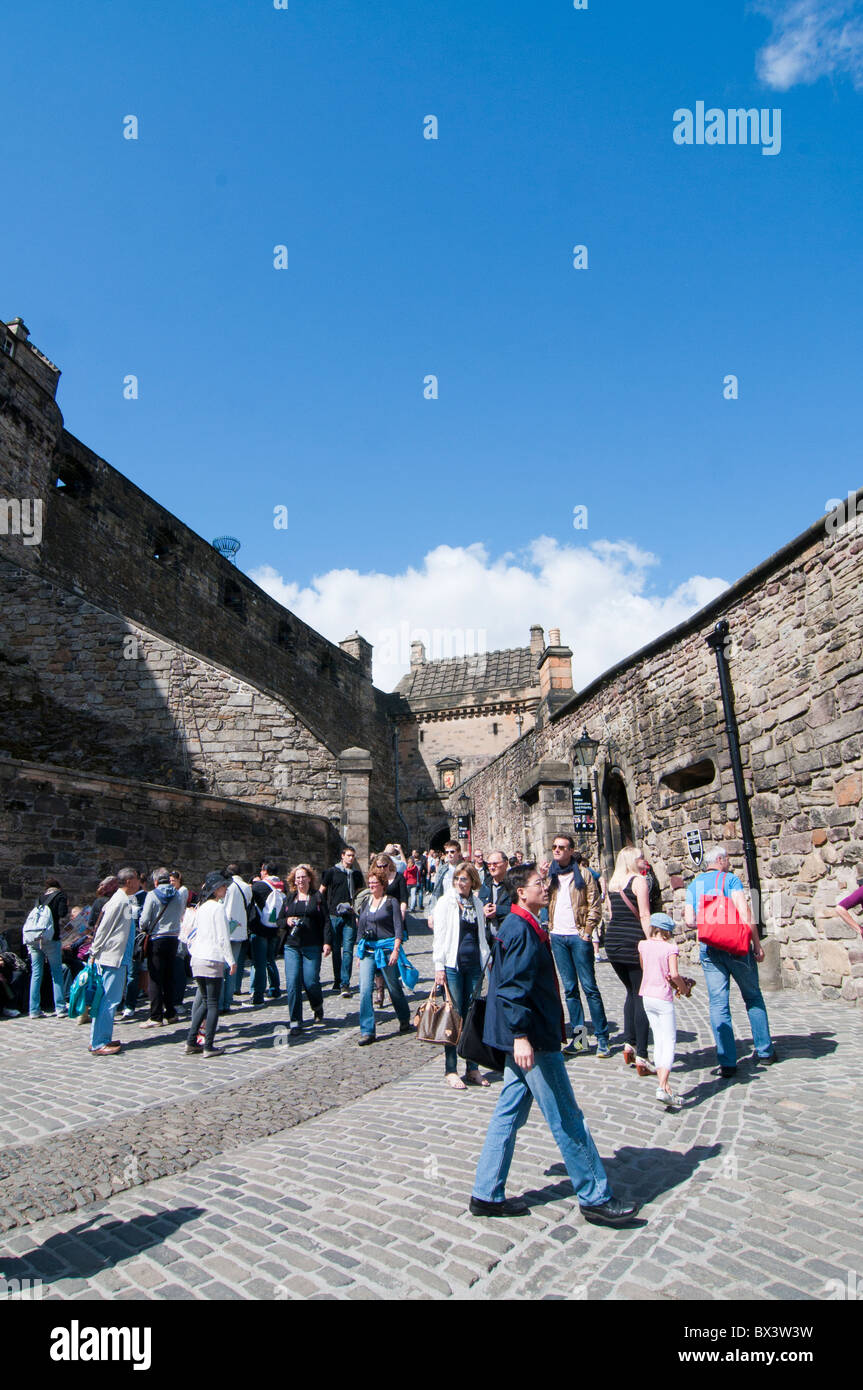 Edinburgh castle touristen -Fotos und -Bildmaterial in hoher Auflösung ...