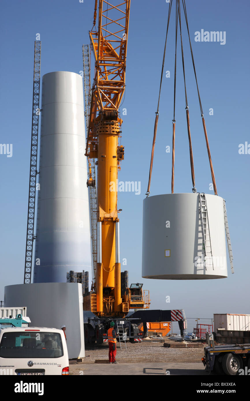 Baustelle einer Windkraftanlage, Montage von Wind-Turbine, Turm und ...
