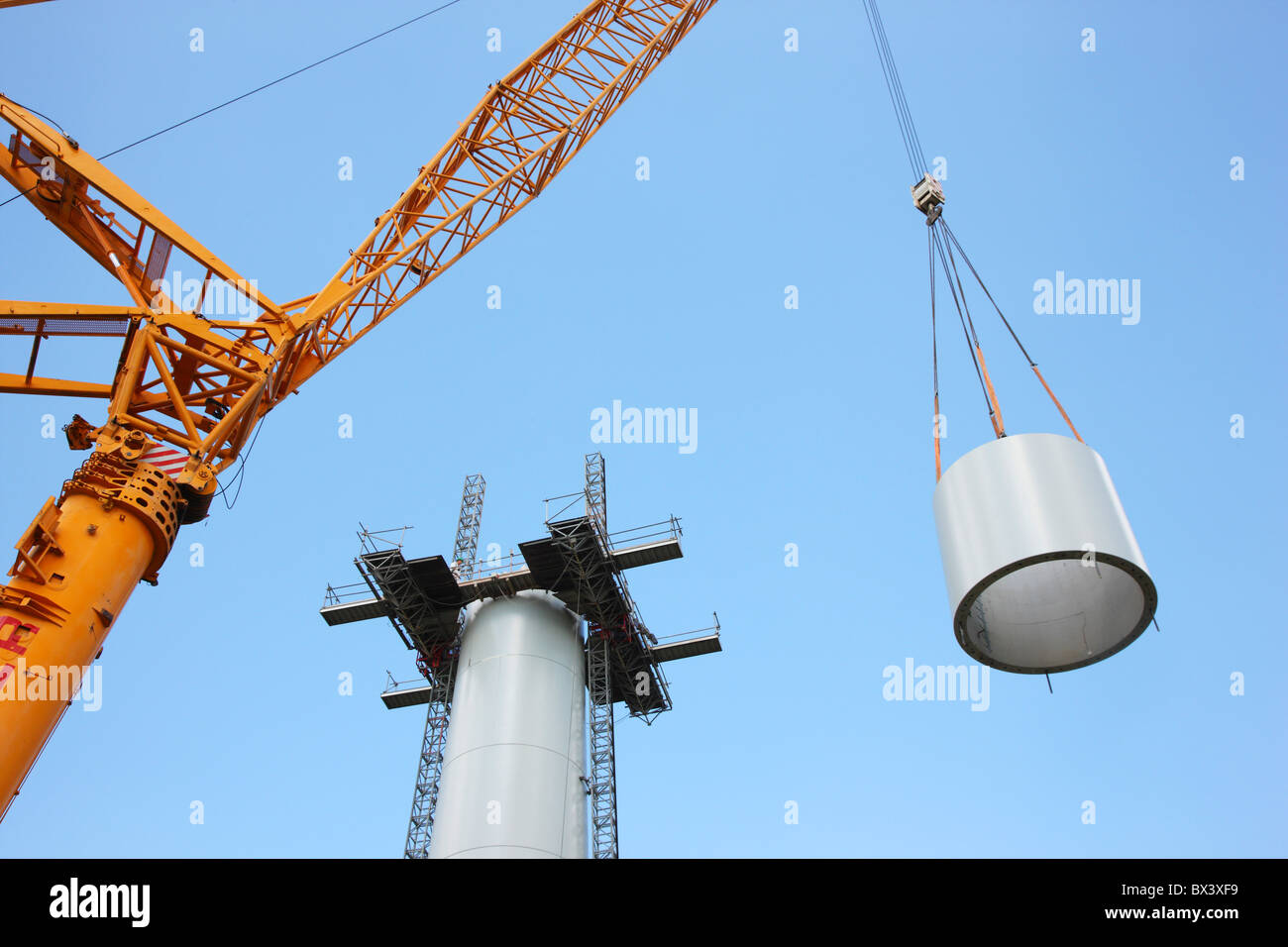 Baustelle einer Windkraftanlage, Montage von Wind-Turbine, Turm und ...