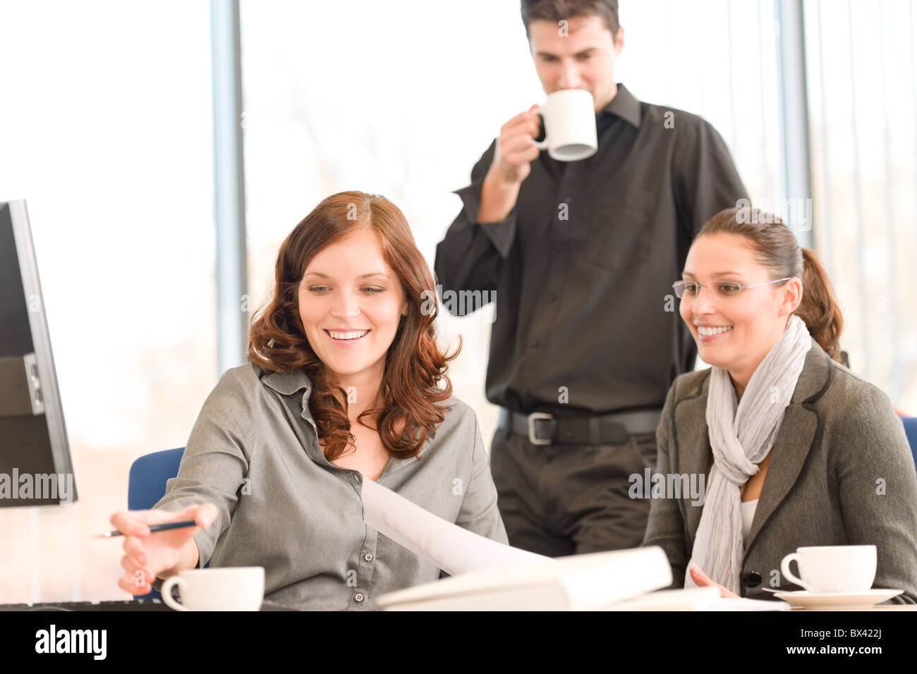 Business-Meeting - Gruppe von Menschen im Büro am Computerschreibtisch ...