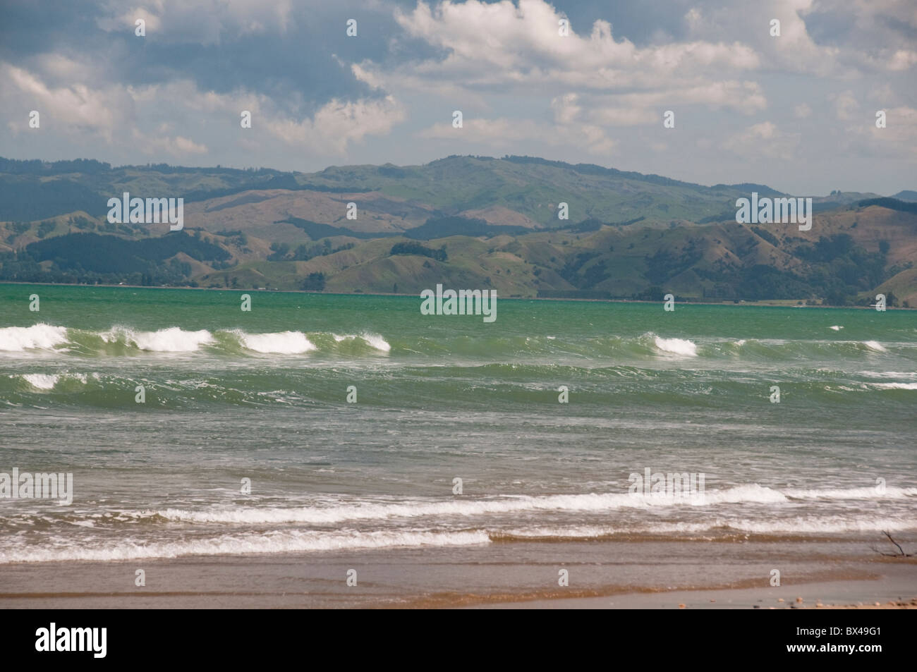 Strand an der wainui bucht -Fotos und -Bildmaterial in hoher Auflösung ...