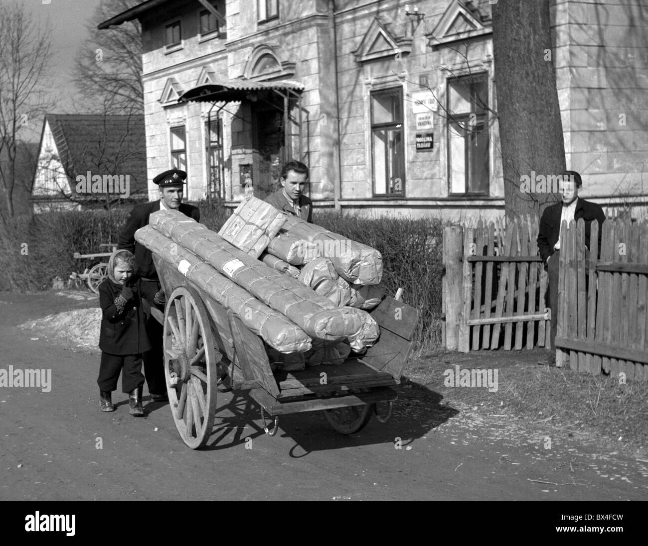 Postbote mit wagen -Fotos und -Bildmaterial in hoher Auflösung – Alamy