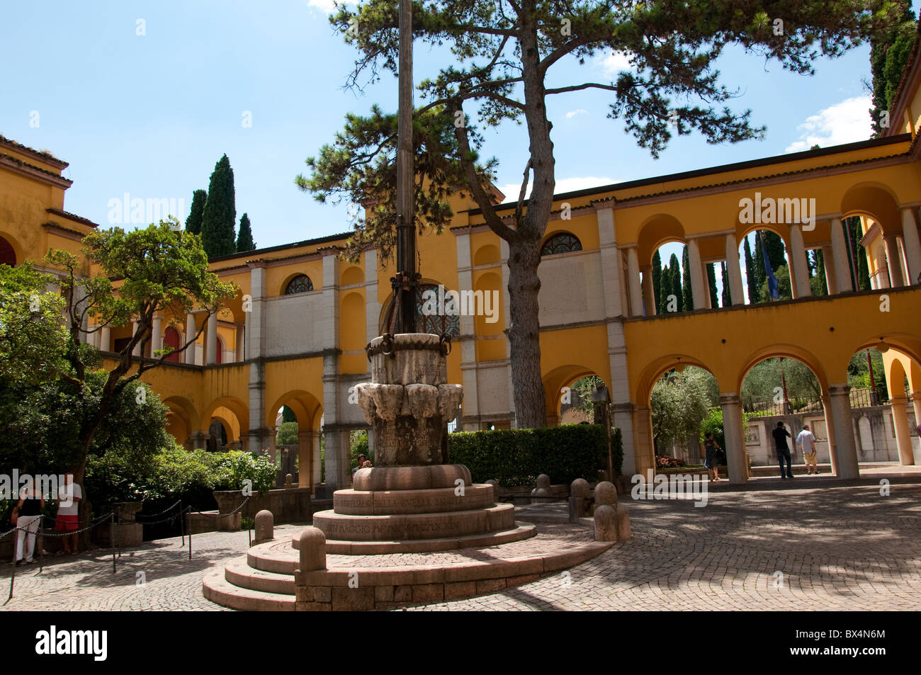 Il Vittoriale in Gardone Riviera am Gardasee, Norditalien Stockfotografie - Alamy