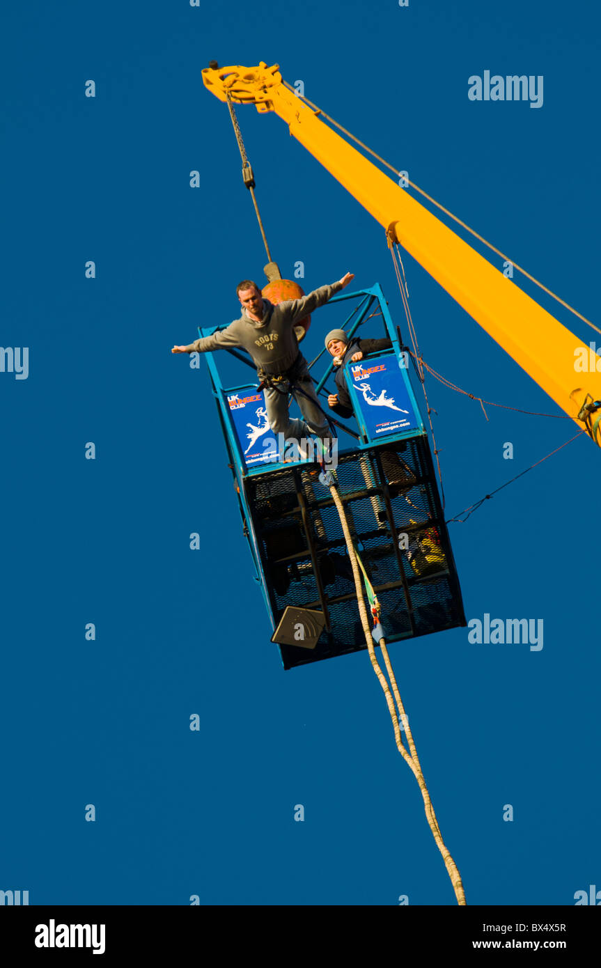 Bungee-Jumping von einem Kran, Salford Quays, Manchester, England, UK ...