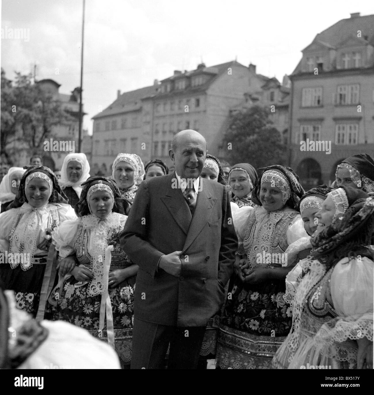 Jan Masaryk Window Schwarzweiß-Stockfotos und -bilder - Alamy