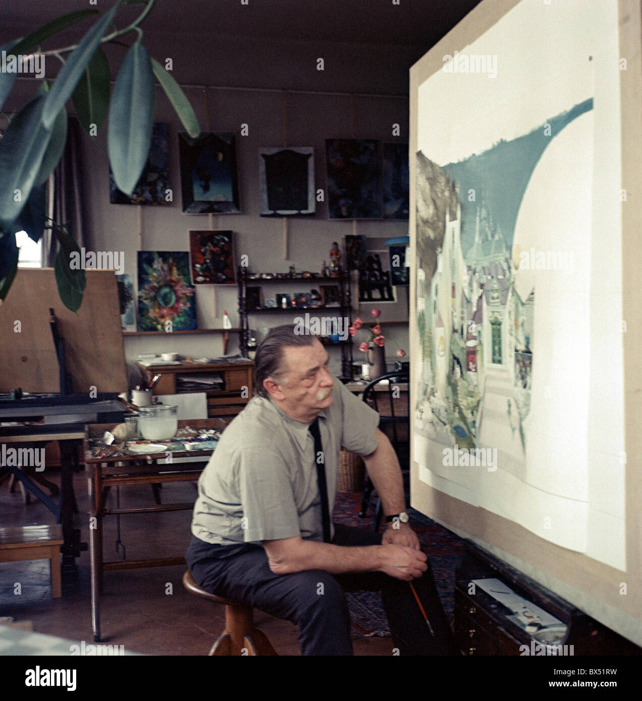 Jiri trnka works in his studio trnka -Fotos und -Bildmaterial in hoher ...