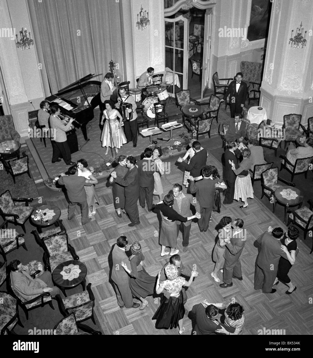 Ball tanzen Stockfotos und -bilder Kaufen - Alamy