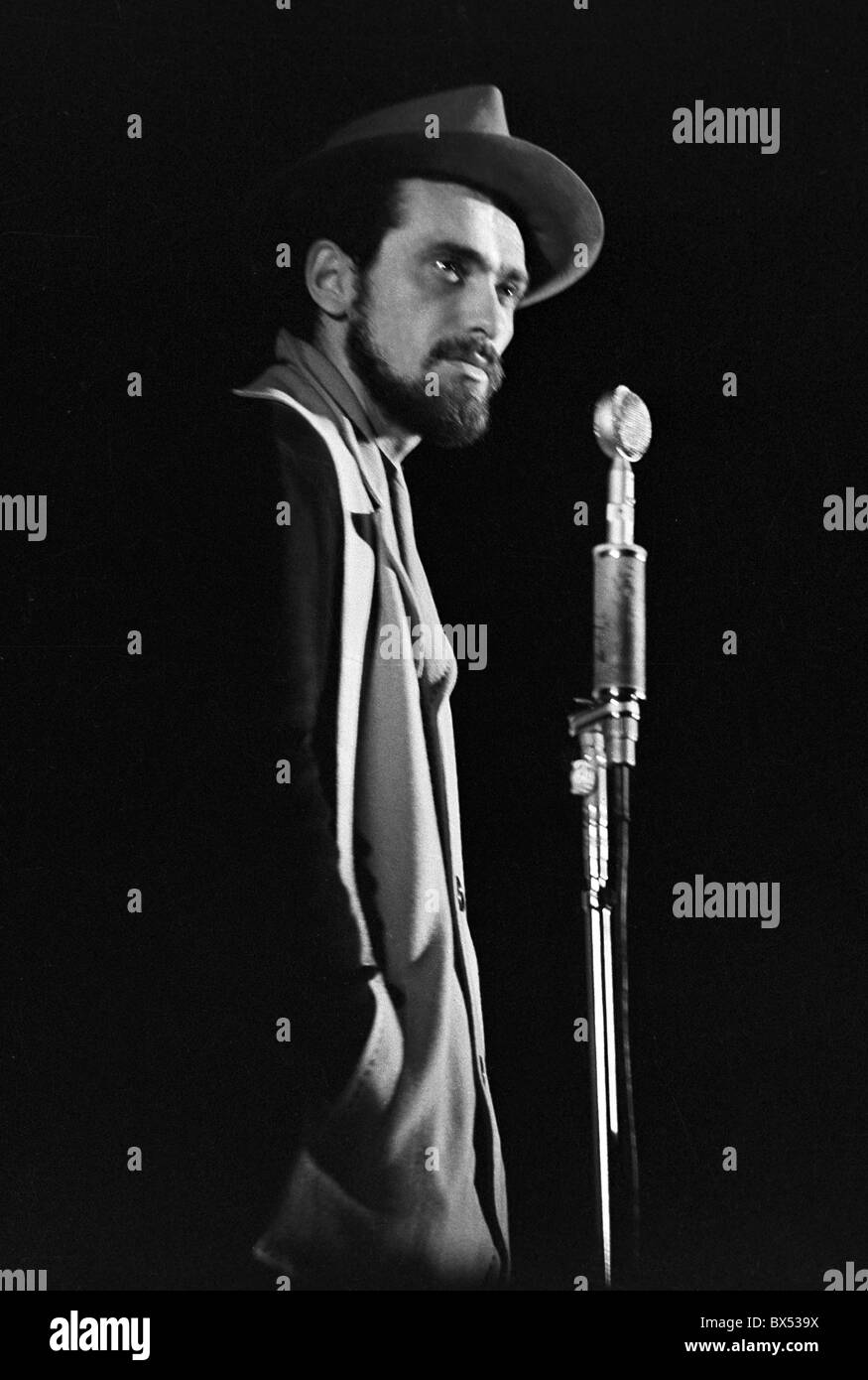 Pop-star Waldemar Matuska auf der Bühne des Prager Semafor Theater ...
