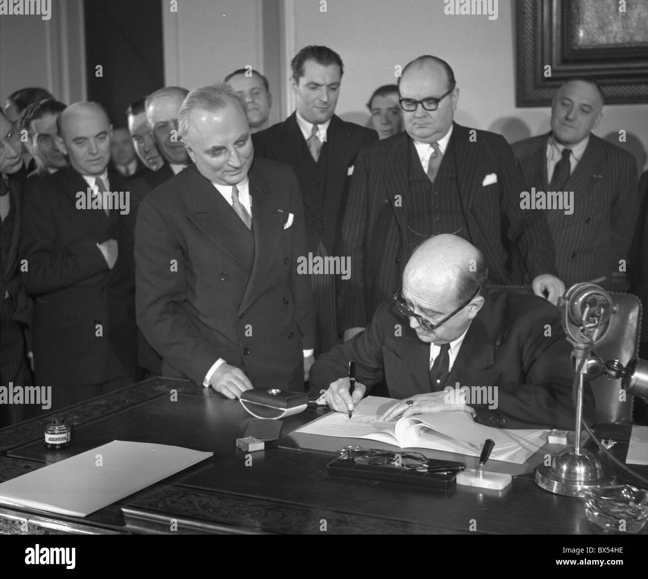 Jan masaryk window Schwarzweiß-Stockfotos und -bilder - Alamy