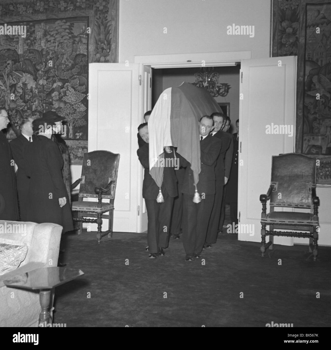 Jan masaryk window Schwarzweiß-Stockfotos und -bilder - Alamy