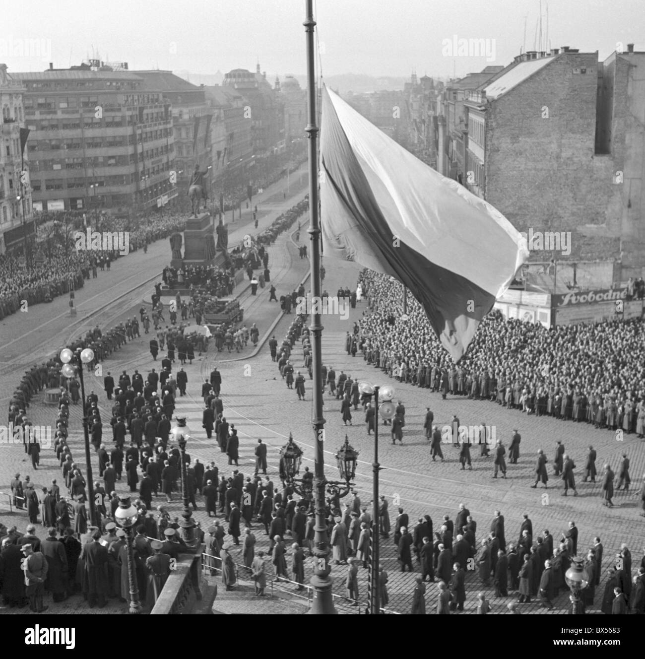 Jan Masaryk Window Schwarzweiß-Stockfotos und -bilder - Alamy