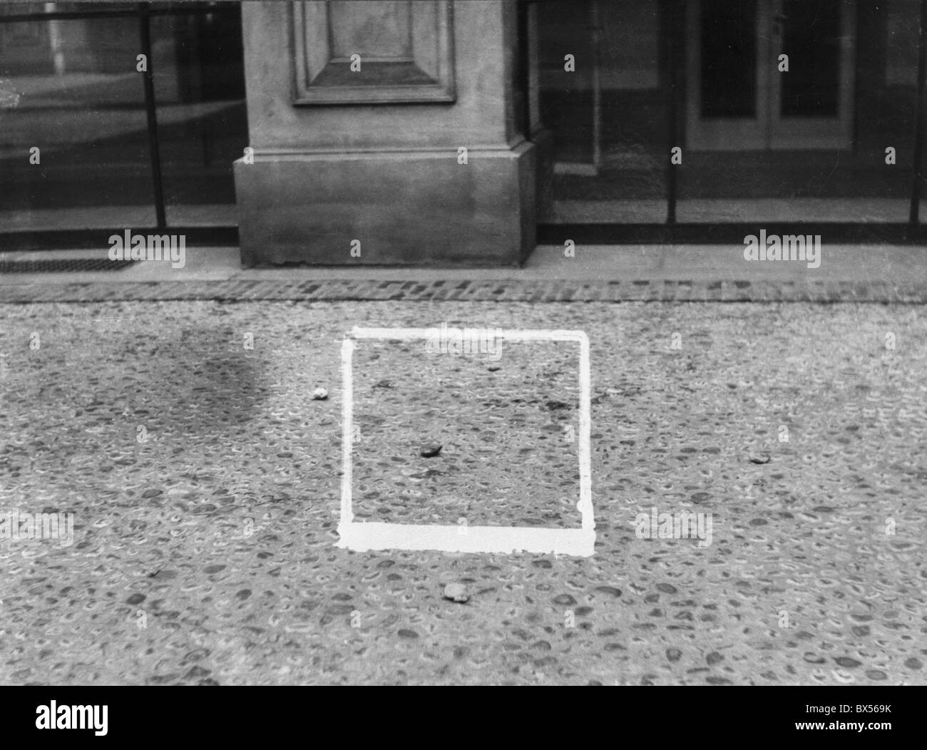 Jan masaryk window Schwarzweiß-Stockfotos und -bilder - Alamy