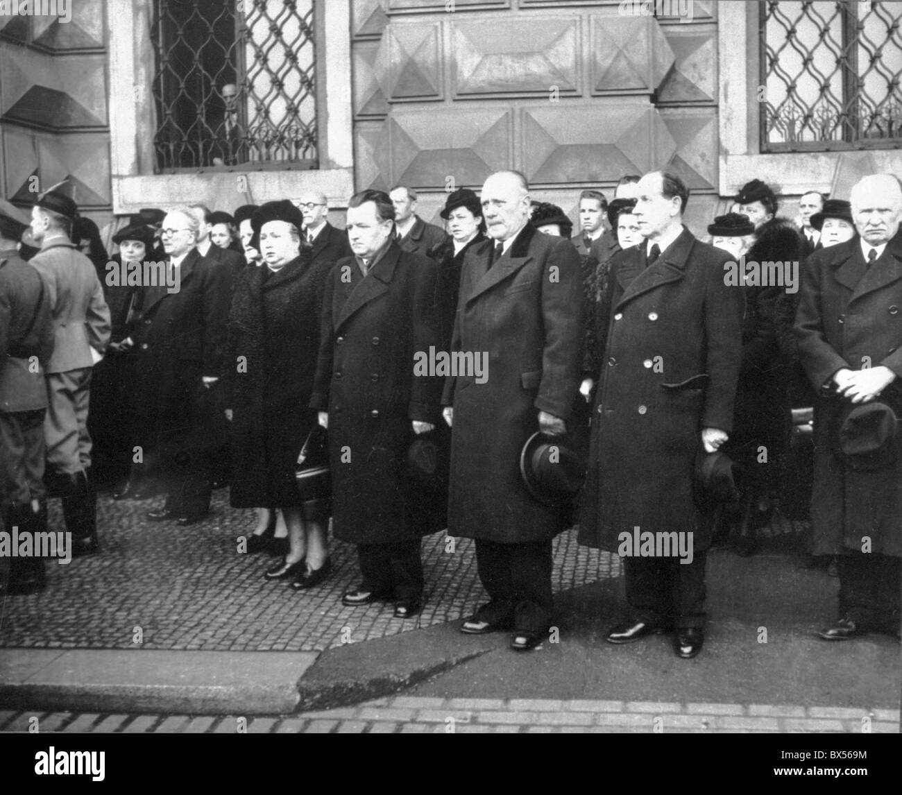 Jan Masaryk Window Schwarzweiß-Stockfotos und -bilder - Alamy
