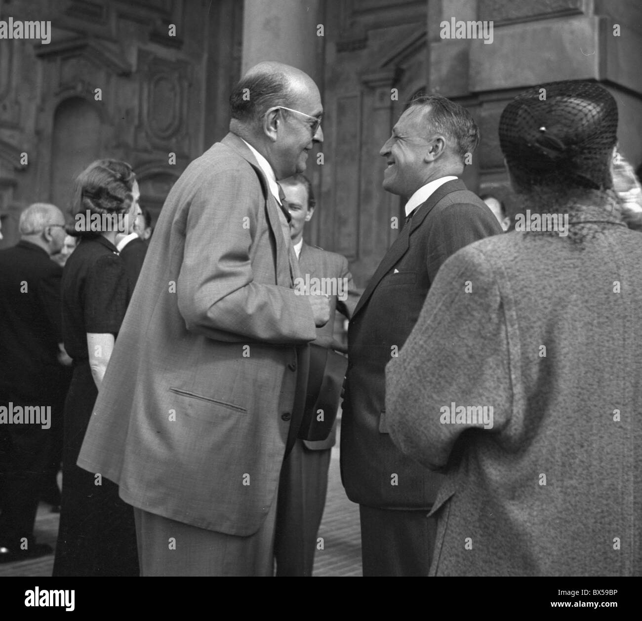 Jan masaryk window Schwarzweiß-Stockfotos und -bilder - Alamy