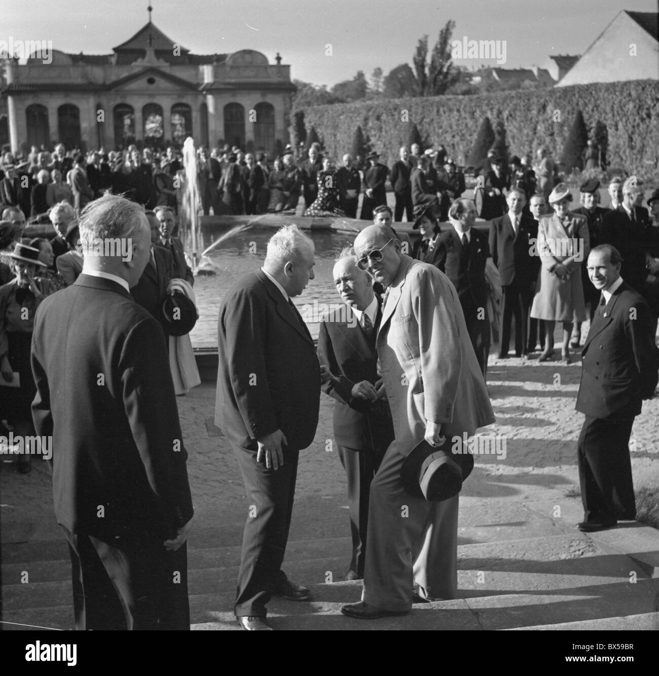 Jan masaryk window Schwarzweiß-Stockfotos und -bilder - Alamy