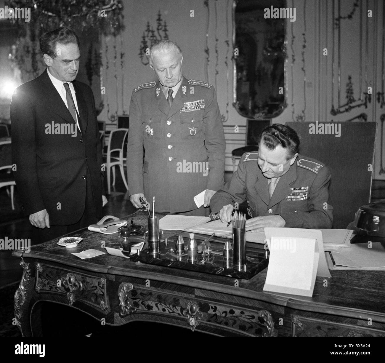 1949 in Prag. Präsident Klement Gottwald in Armee-Uniform unterzeichnet ...